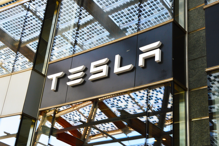 Retailers Place Orders for Tesla Electric Semis